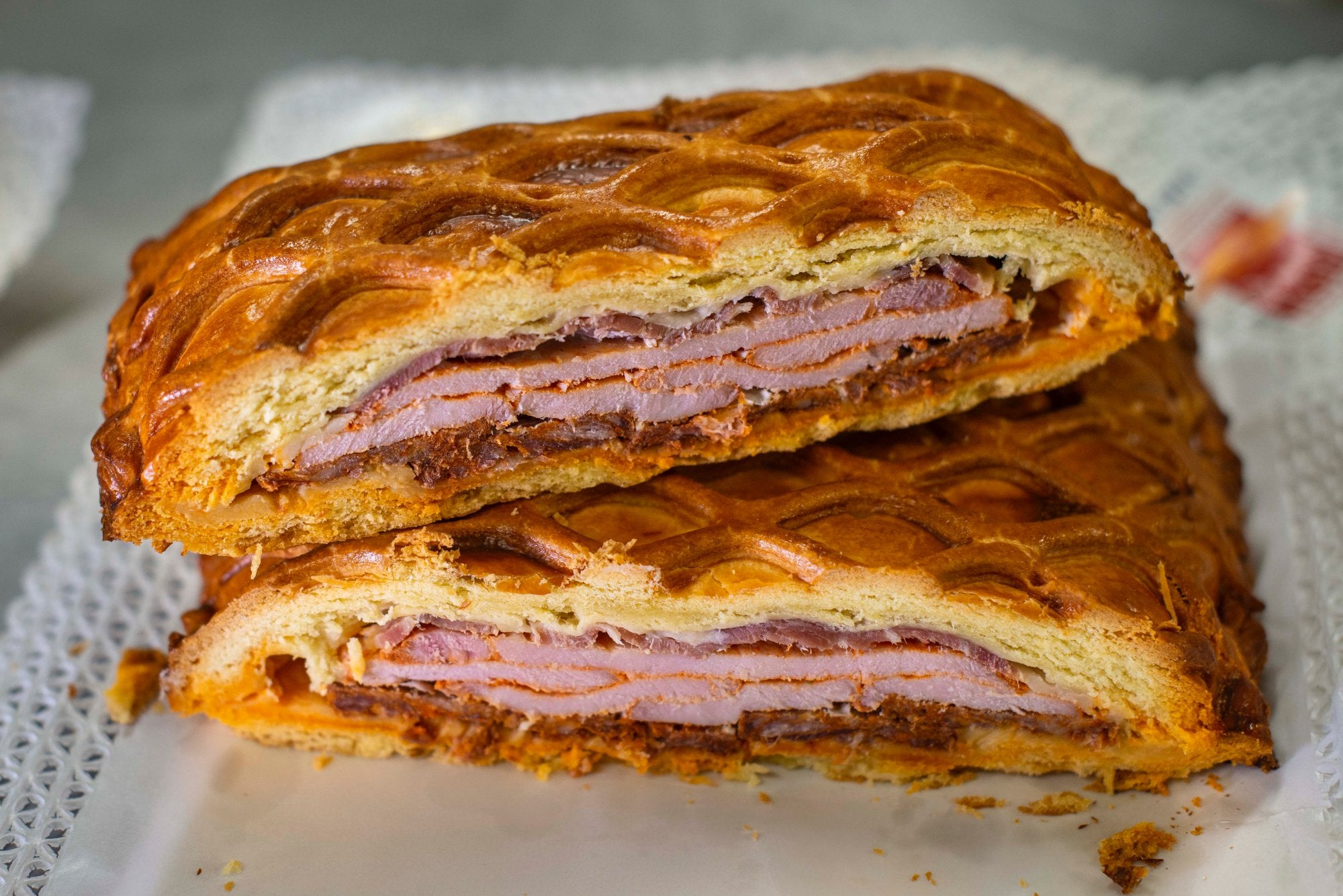 El hornazo de Salamanca en 'La Tahona Delicatessen' | Guía Repsol ...