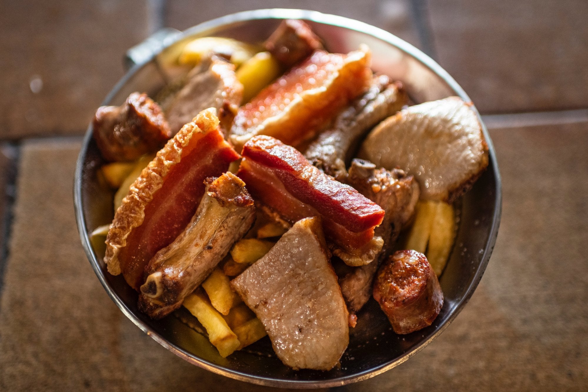 Lechón frito, torreznera, castañuelas a la milanesa y las flores de ...