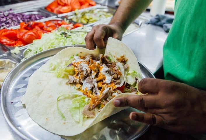'Torpedo', bar de Rafa Peña con una hamburguesa de lujo | Guía Repsol ...