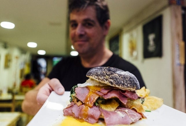 'Torpedo', bar de Rafa Peña con una hamburguesa de lujo | Guía Repsol