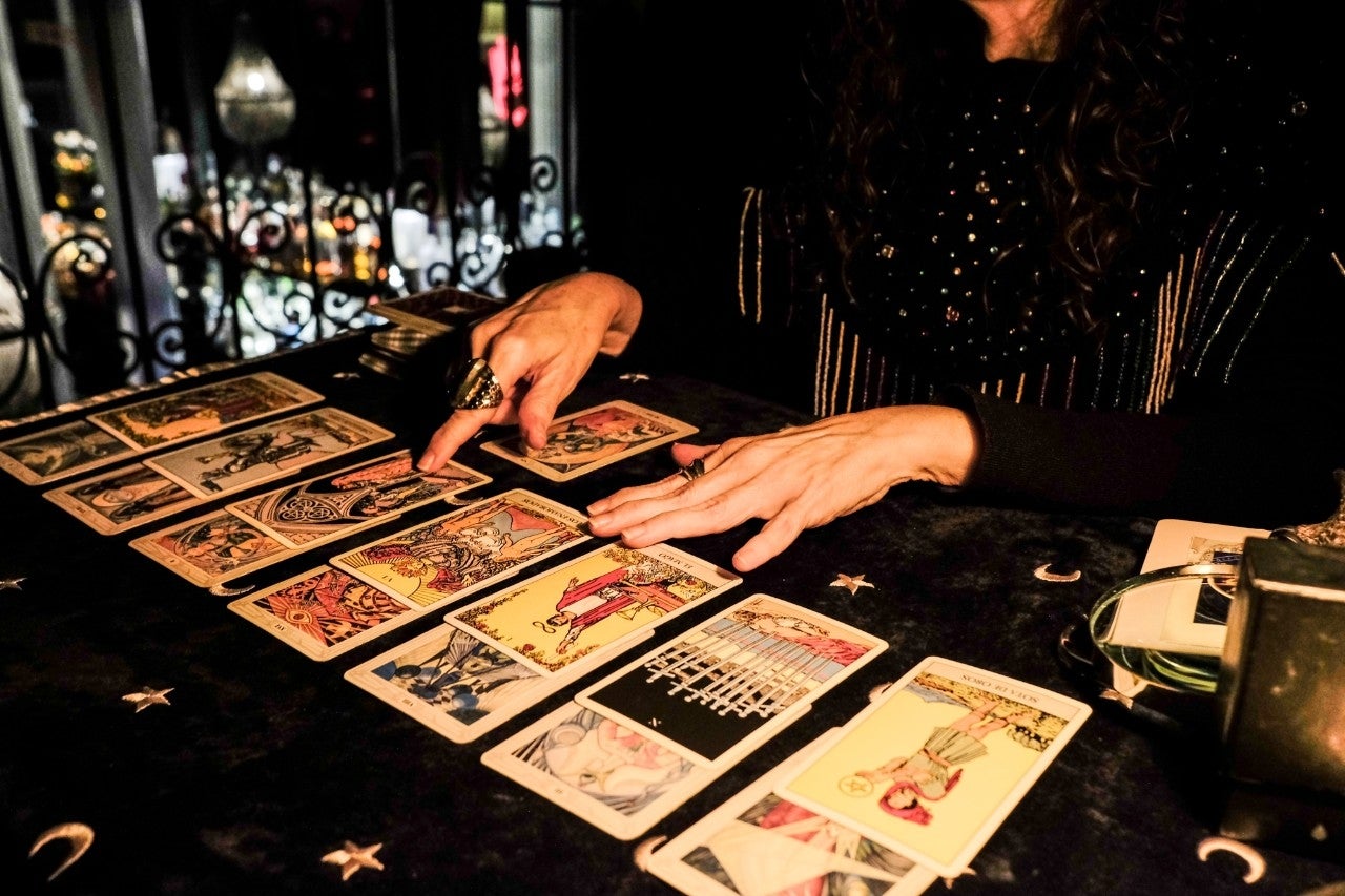 Una sesión de tarot entre cócteles | Guía Repsol