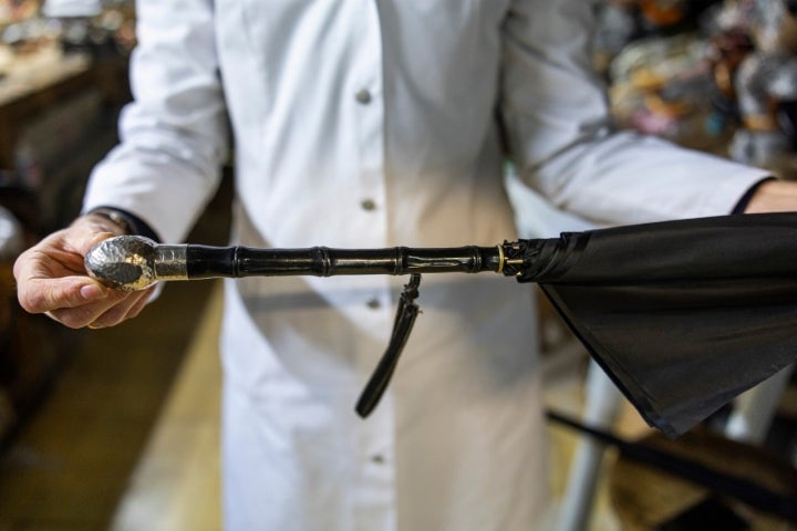 ‘Paragüería Leoz’, la última paragüería de Bilbao | Guía Repsol